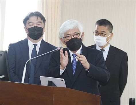 李進勇赴立院報告選務防疫規劃情形圖 中央通訊社 Line Today