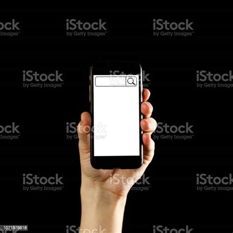 휴대폰 화면에서 검색 바입니다 손 빈 흰색 화면 블랙 스마트폰 들고입니다 닫습니다 검은 배경에 절연 개념에 대한 스톡 사진 및