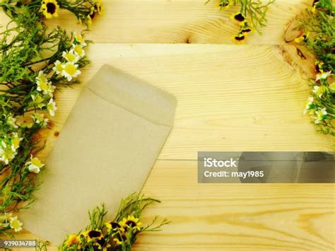 편지 봉투 인사말 카드 이랑 평면도 데이지 꽃 장식과 나무 배경 갈색에 대한 스톡 사진 및 기타 이미지 갈색 공란 꽃
