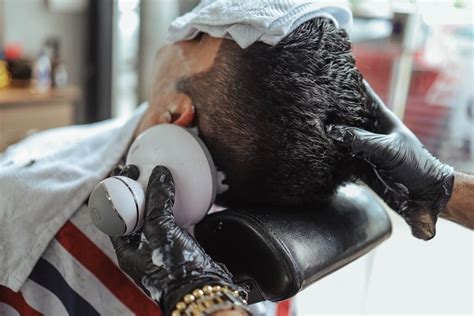 갈색 머리 남자 누워있는 뒷모습 미용사 셀렉티브 포커스 수건 일하는 장갑 짧은 머리에 관한 무료 스톡 사진