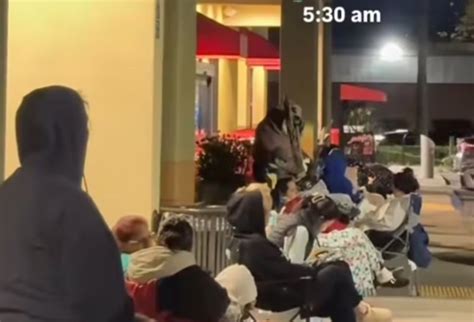 4400원 가방이 73만원으로” 美서 오픈런 대란 일으킨 이 가방