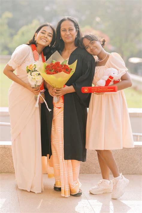 Nadee ඔබත් මවක් හෝ පියෙක් නම් මේ ගැන දැනුවත් වන්න දරුවන්ට නිදහසේ ඉගෙන ගන්න දෙන්න ලෝකය දුවන