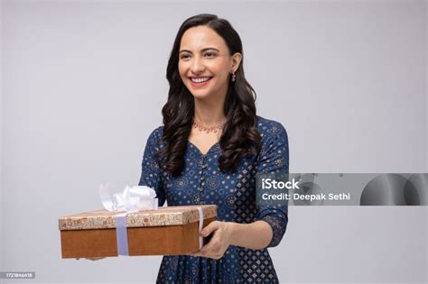 하얀 배경에 고립된 디왈리 축제를 축하하는 선물 상자를 들고 전통 의상을 입은 아름다운 인도 여성 스톡 사진 생일 선물에 대한