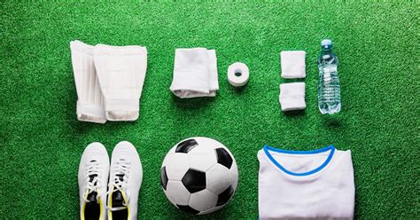 인조 잔디에 대한 축구 공 클리트 및 다양한 축구 재료 스튜디오는 녹색 배경에 촬영했습니다 플랫 레이 널링 사진 Unsplash의 축구 공 이미지