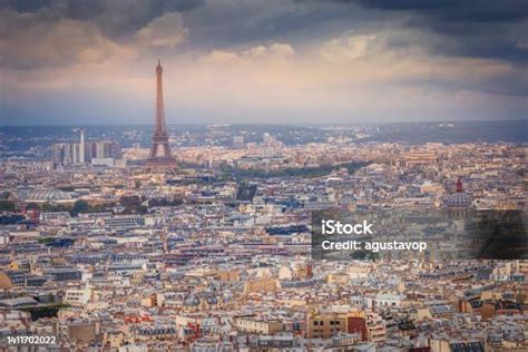 극적인 하늘을 가진 몽마르트르의 사크레 쿠어 타워에서 파리 위 프랑스 파리 일 드 프랑스에 대한 스톡 사진 및 기타 이미지 파리 일 드 프랑스 흐림 비 Istock