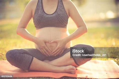 자연 야외에서 요가 하 고 건강 한 임신 여자입니다 빈티지 컬러 건강한 생활방식에 대한 스톡 사진 및 기타 이미지 건강한 생활방식 낮 녹색 Istock