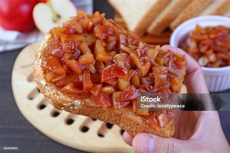 군침이 도는 수제 사과 콤포트 통곡물 토스트를 손에 들고 건강한 생활방식에 대한 스톡 사진 및 기타 이미지 건강한 생활방식 건강한 식생활 계피 Istock