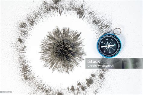 흰색 바탕에 파란색 나침반과 검은 색 철 분말 자기장 아래에 방사형 자석 강한 원형 학교에서 과학 수업에 과학적인 실험 선철 쇠부스러기에 대한 스톡 사진 및 기타 이미지