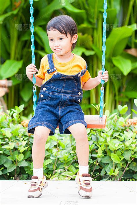 男孩坐在秋千上