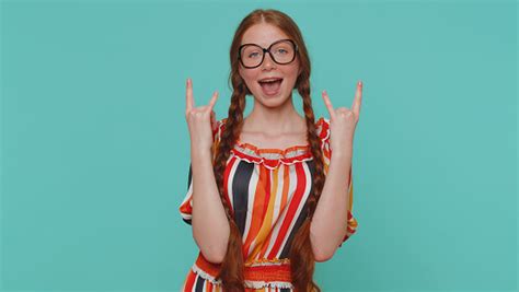 손으로 로큰롤 제스처를 보여주는 기뻐하는 행복한 소녀 멋진 간판 미친 얼굴로 예라고 외치는 십대에 대한 스톡 사진 및 기타 이미지 Istock