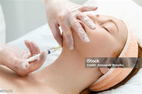미용 학자는 미용 주사를 주입하여 턱 리프트 절차를 수행합니다 안면 회춘 치료로 여성의 칭에 히알루 론산을 주입하는 의사 주입에 대한 스톡 사진 및 기타 이미지 Istock