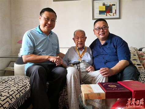 抗日战争胜利纪念日前夕 长沙志愿者探望抗战老兵欧阳全 三湘万象 湖南在线 华声在线