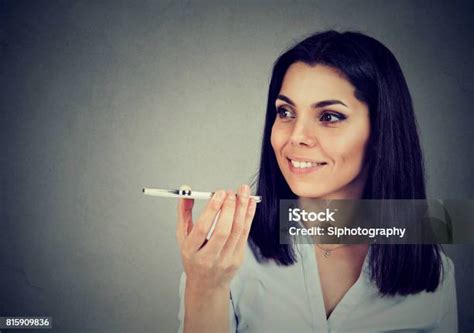 스마트폰 음성 인식 기능을 사용 하 여 회색 벽 배경에 절연 선 소녀 테크놀로지에 대한 스톡 사진 및 기타 이미지 테크놀로지 검색 계획 Istock