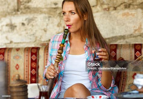 여자 흡엽 물담배 및 술마시기 차 있는 카페 이스탄불 갈색 머리에 대한 스톡 사진 및 기타 이미지 갈색 머리 고독 부정적인