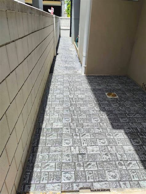 ปรับพื้นที่รอบบ้านจากพื้นที่หญ้ามาเลเดิมเป็นทางเดินลอนดอน ปูหญ้าเทียมและโรยหินเกร็ดรอบบ้าน ครับ