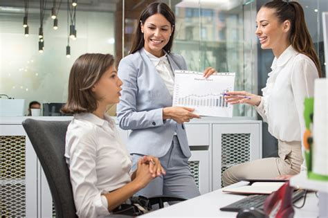 현대 사무실에서 회의 하는 동안 데이터 그래프와 마케팅 통계 보고서를 논의 하는 세 매력적인 비즈니스 여성 3 명에 대한 스톡 사진 및 기타 이미지 Istock