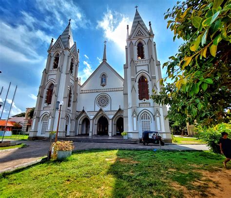 Simple අපි එ⁣හි යද්දි දහවල් දෙකට පමණ වගේ දැඩි හිරු රශ්මිය නිසා දෙව් මැදුරේ පිටත පිංතූර ගන්නා