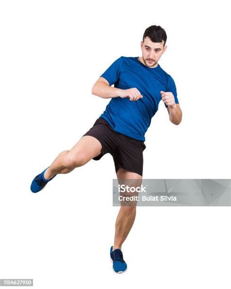 젊은 남자 선수 또는 전투기의 전체 길이 초상화 흰색 배경 위에 고립 된 다리 킥 만들기 권투 스포츠에 대한 스톡 사진 및 기타 이미지 권투 스포츠 스포츠 훈련 흰색