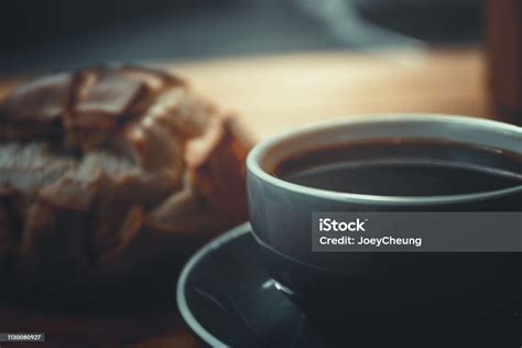 커피입니다 나무 배경 유리 커피 컵입니다 빈티지 스타일 가까운에 대한 스톡 사진 및 기타 이미지 가까운 갈색 검은색 Istock