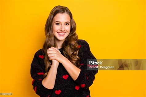 예쁜 매력적인 물결 모양의 아가씨가 손바닥을 들고 사랑스러운 시계 깜짝 선물 에서 남자 친구 착용 하트 패턴 스웨터 고립 된