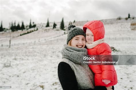 행복 한 가족 엄마와 소녀는 재미와 산 자연 산책 눈 덮인 겨울에 어머니와 아이 들 딸 즐기는 여행입니다 프 로스트 겨울 시즌입니다 2명에 대한 스톡 사진 및 기타 이미지