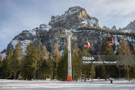 시베타 리조트 이탈리아의 겨울에 돌로미티 산맥의 탁 트인 전망 이탈리아 돌로미티의 스키 리조트 백운석의 스키 슬로프와 산의 항공 드론 보기 0명에 대한 스톡 사진 및 기타