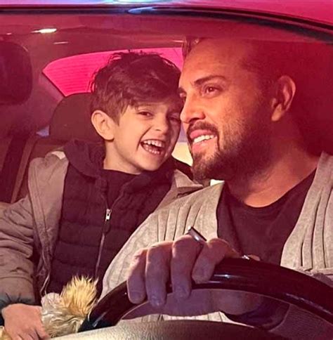 عکس دیده نشده از پسر جذاب پدرام کریمی ماشین لاکچری مجری معروف سوژه شد