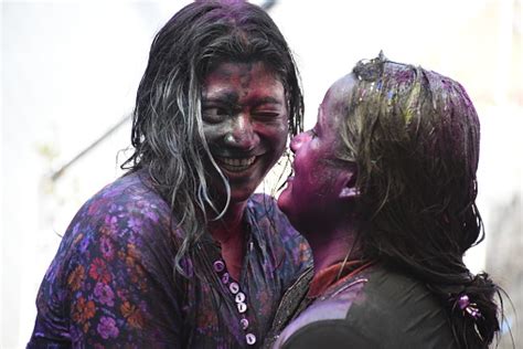 인도의 홀리 축제를 계기로 색채를 함께 연주하는 사람들 가루로 빻은에 대한 스톡 사진 및 기타 이미지 가루로 빻은 가족 공휴일 Istock