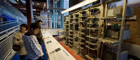 历史上的今天：xml 之父诞生；第一台存储程序计算机首次运行；ibm 推出 As400蒂姆·布雷婴儿操作