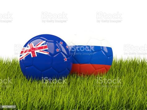 푸른 잔디에 뉴질랜드 및 러시아의 플래그와 두 개의 축구공 3차원 형태에 대한 스톡 사진 및 기타 이미지 3차원 형태 Championship Soccer