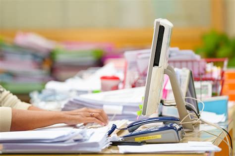 책상 사무실에서 키보드 데스크톱 컴퓨터를 입력하는 비즈니스 우먼의 손을 닫습니다 개념에 대한 스톡 사진 및 기타 이미지 개념 경영자 교육 Istock