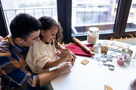 아빠와 함께 크리스마스 진저 브레드 하우스 쿠키를 만드는 소녀 2명에 대한 스톡 사진 및 기타 이미지 2명 35 39세 6 7 살 Istock