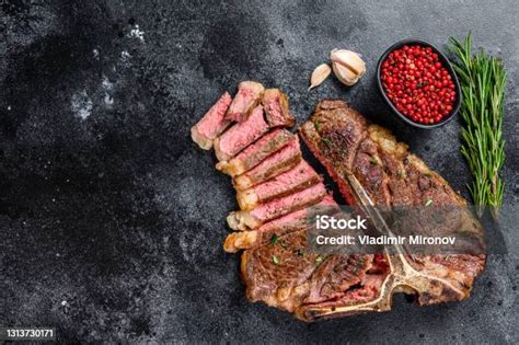 구운 이탈리아 피렌체 또는 T 뼈 쇠고기 고기 스테이크 검은 색 배경 맨 위 보기입니다 복사 공간 Steakhouse에 대한 스톡 사진 및 기타 이미지 Istock