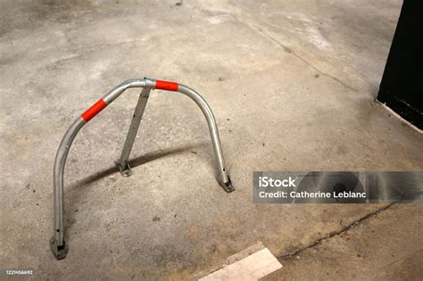 주차 공간에 주차를 방지 지상에 고정 금속 바 전용 주차장 생 제르바이 레 뱅 오트 사부아 오베르뉴 론 알프스 프랑스 0명에 대한 스톡 사진 및 기타 이미지 Istock