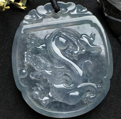 翡翠龙牌龙头朝向选择哪里 佩戴翡翠龙牌有什么讲究 翡翠源头 翡翠批发 中国翡翠网首选翡翠商城