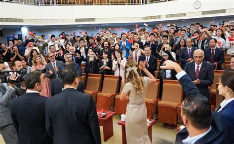 تصاویر وضعیت استقبال دانشجویان از همسر بشار اسد در چین همشهری آنلاین