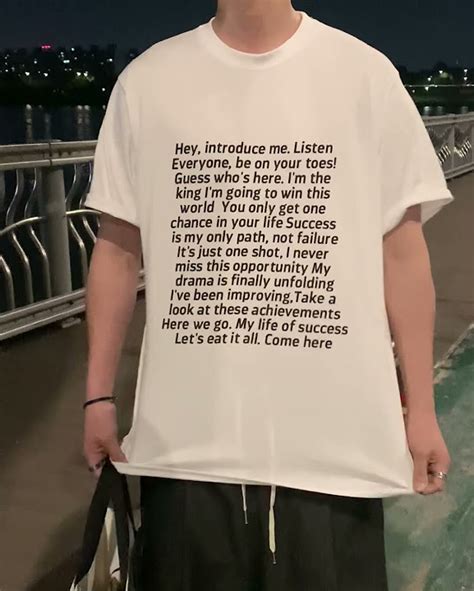 남자 코디 베이직한 컬러 구성 포인트 주기 좋은 레터링 디자인 반팔 티셔츠 반팔추천 여름옷 여름코디 여름남자코디 반팔티 그래픽 프린팅 나염 레터링 남자