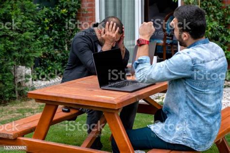 사무실 뒤뜰에서 노트북에서 일하는 캐주얼 한 옷을 입은 두 명의 사업가 25 29세에 대한 스톡 사진 및 기타 이미지 25 29세 2명 35 39세 Istock