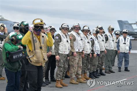 로널드 레이건호 승선한 김승겸 합참의장과 라캐머라 연합사령관 연합뉴스