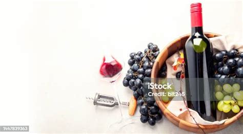 회색 콘크리트 배경 평면도 복사 공간 위에 안경과 코르크 마개에 빨간색과 흰색 와인의 플랫 레이 와인 바 와이너리 와인 혐오감 개념 붉은 포도주에 대한 스톡 사진 및 기타