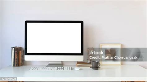 무선 키보드 마우스 커피 컵 액자 책과 연필 홀더 배경으로 흰색 작업 책상에 넣어 흰색 빈 화면 작업 공간 컴퓨터 모니터 0명에 대한 스톡 사진 및 기타 이미지 Istock