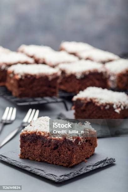 코코넛 부스러기 스웨덴어 디저트 Karleksmums와 수 제 브라 우 니 잘라 평방 인 분 돌 판에 수직 0명에 대한 스톡 사진 및 기타 이미지 Istock