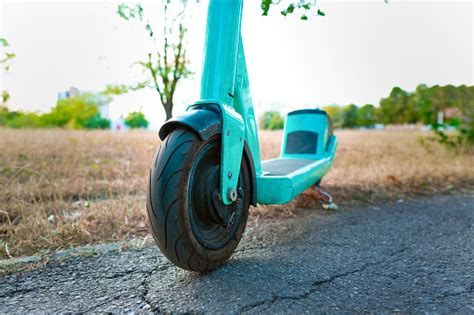 도시 지역의 전기 스쿠터 전기 스쿠터를 자동차와 대중 교통의 친환경 대안으로 홍보하여 탄소 배출량을 줄입니다 Mobility As A Service에 대한 스톡 사진 및