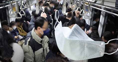 내일부터 버스·지하철·택시 안에서 마스크 착용 자율