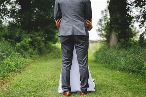 턱시도와 드레스를 입고 자연 속에서 손을 잡고 있는 웨딩 커플 2명에 대한 스톡 사진 및 기타 이미지 2명 결혼 의식 결혼식 Istock