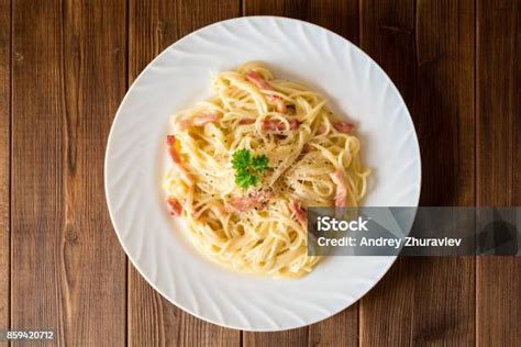 클래식 파스타 카르보나라입니다 스파게티 베이컨 계란 노 른 자와 파 르 메 산 치즈 어두운 나무 배경에 흰색 접시에 계란 노른자에 대한 스톡 사진 및 기타 이미지 Istock
