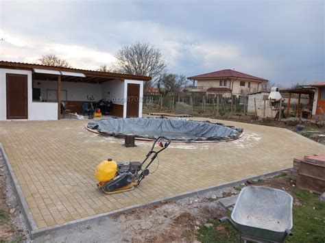 Монтаж на изкуствена трева монтаж на павета Строителни услуги Варна Редене на тротоар