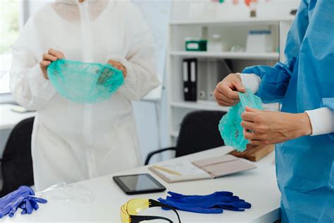 간호사 감염 관리 감염 예방 강아지 건강 건강 전문가 격리 고글 공공 안전 공중 위생 과학 남자 대머리