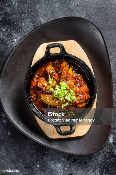 Terong Panggang Dalam Saus Tomat Latar Belakang Hitam Tampilan Atas Foto Stok Unduh Gambar