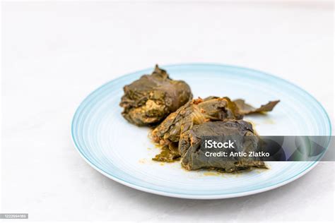 다진 고기 롤 차드 접시에 제공 차드와 다진 고기로 만든 전통 발칸 식사 0명에 대한 스톡 사진 및 기타 이미지 0명 가루로 빻은 고기 Istock